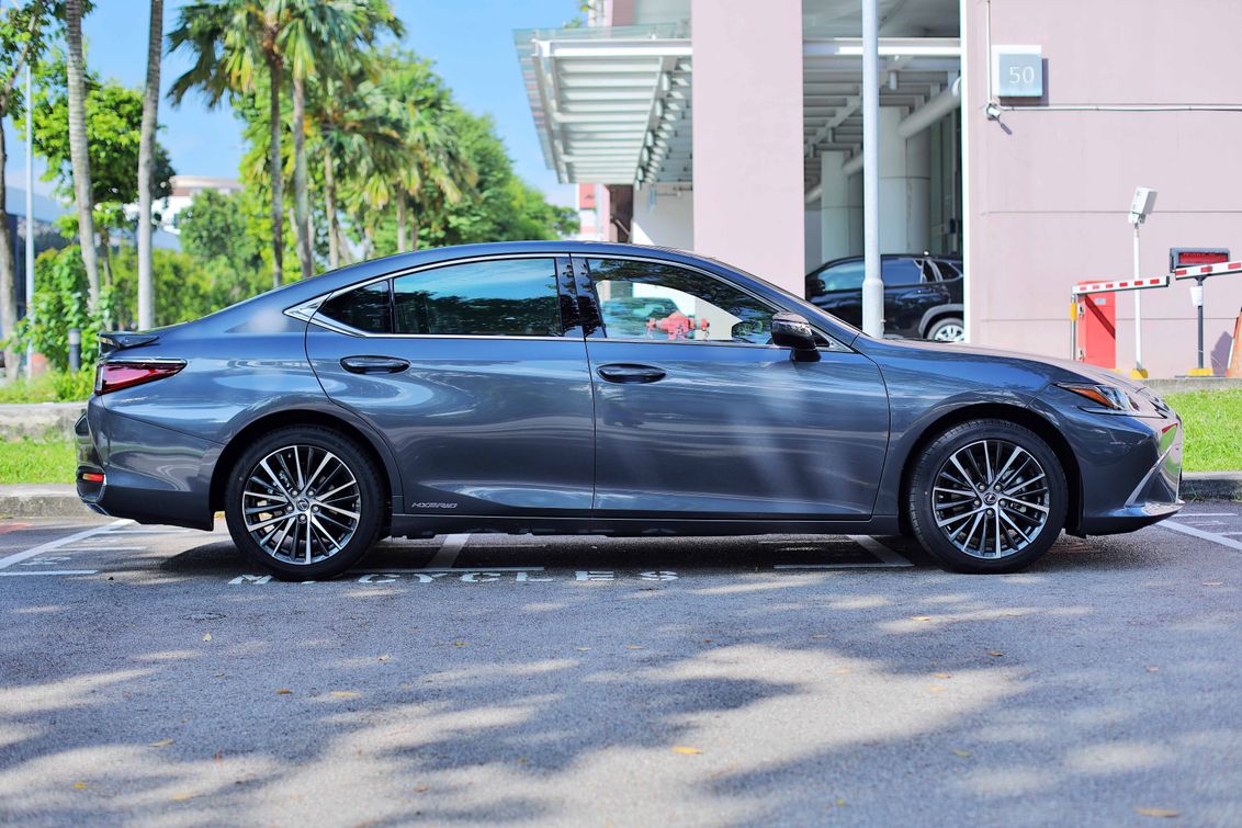 Certified Pre-Owned Lexus ES300h Executive Sunroof | Car Choice Singapore